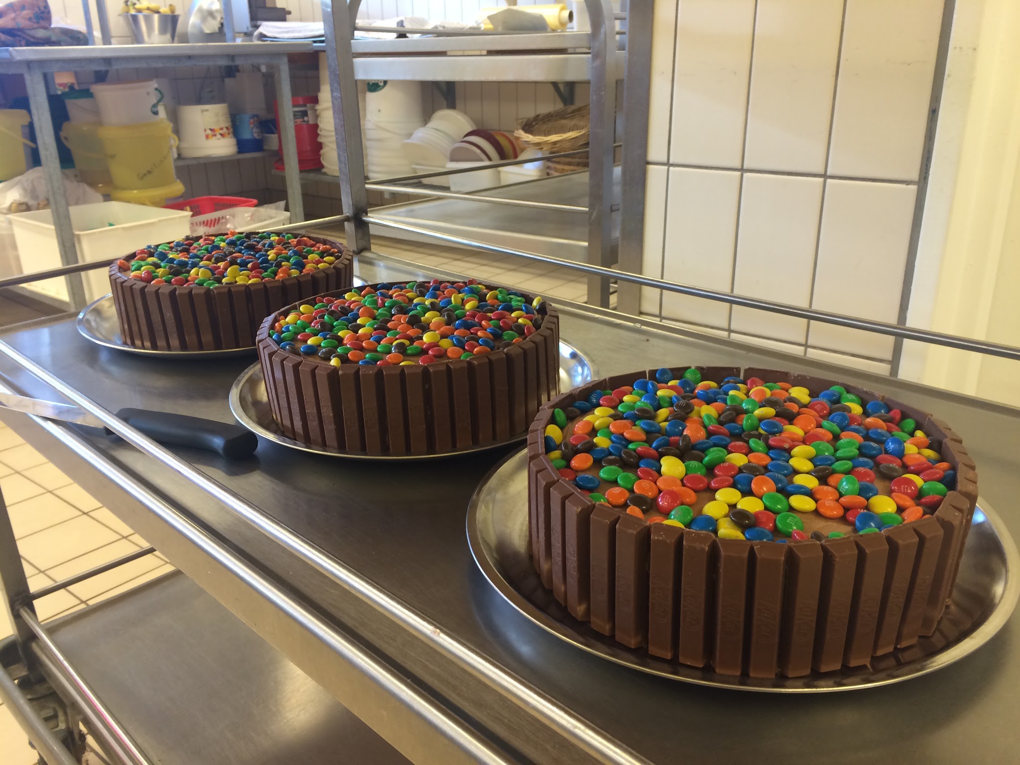 Kitkat og M&M’s kage (Chokoladelagkage) – Bage-bloggen